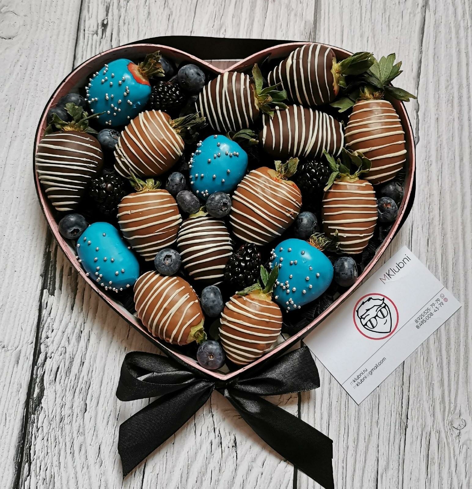 Подарочный набор Mklubni "Ice heart", клубника в шоколаде, с ежевикой и голубикой, в коробке