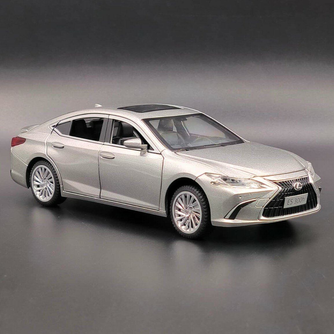 Металлическая модель автомобиля Lexus ES300 с световыми и звуковыми эффектами. Масштаб 1:24