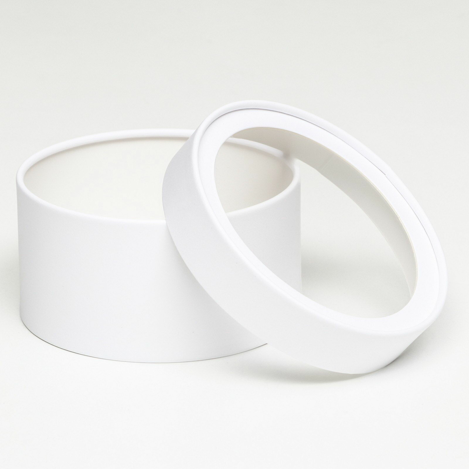 Подарочная коробка тубус "Алмаз" белый, завальцованная с окном, 16x11 см