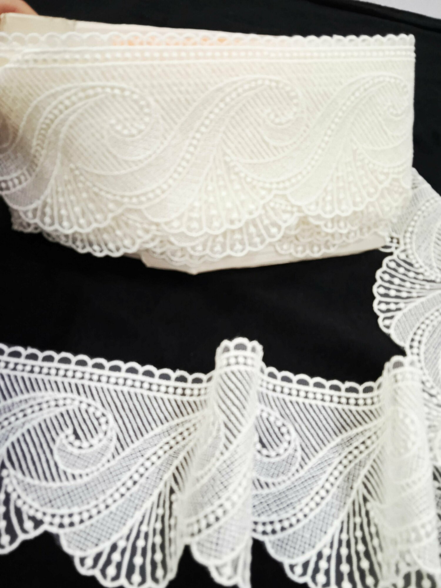 Кружево светло-кремовое на сетке, ширина 100мм отрез 1,35 метр