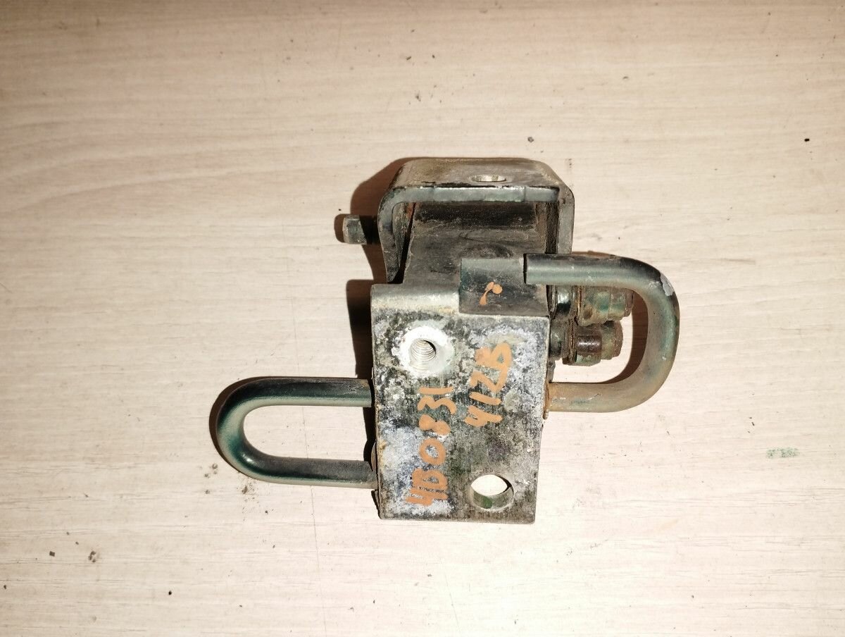 Петля двери передняя правая Volkswagen Passat B5 4B0831412B