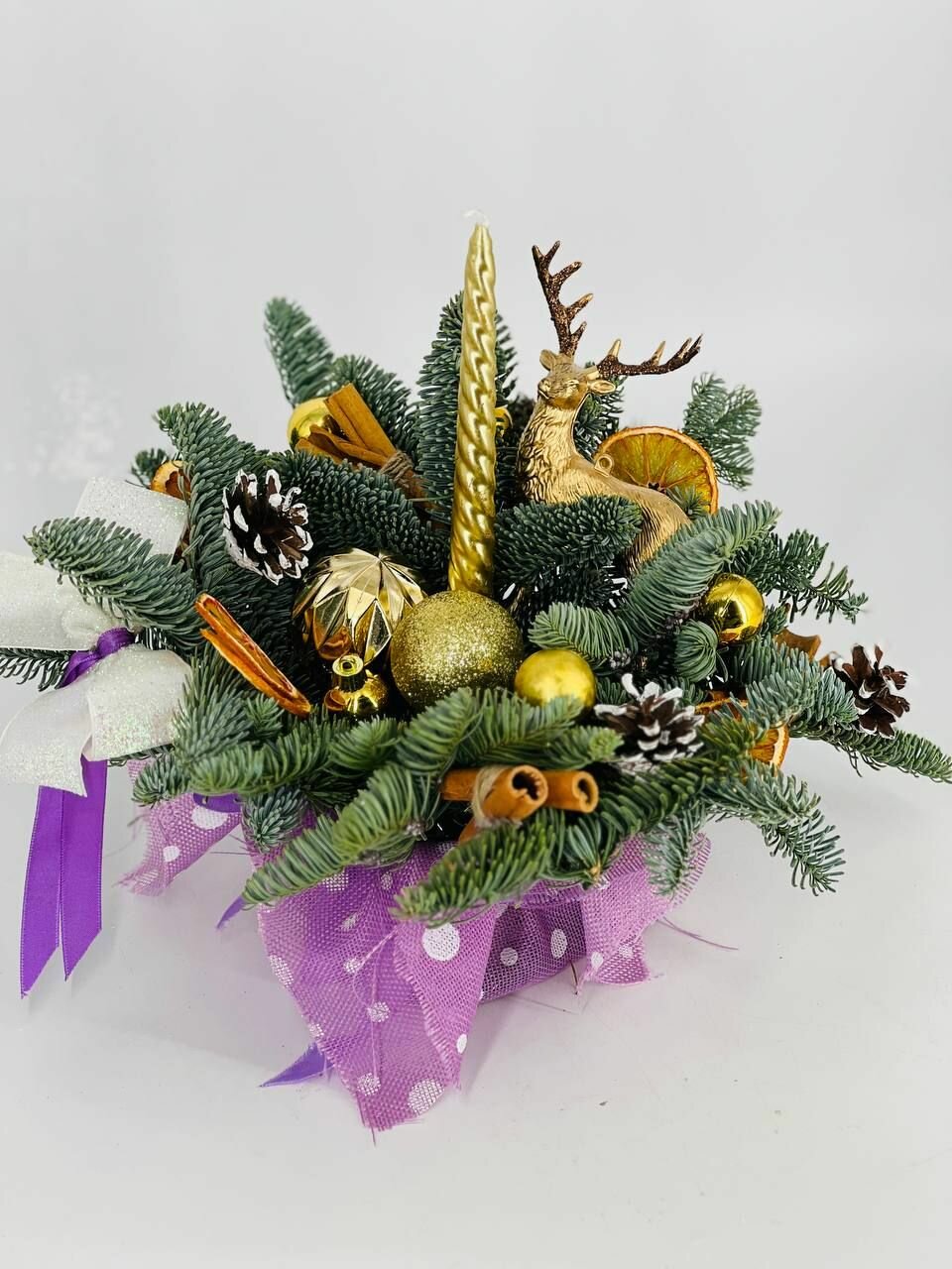 Новогодняя композиция из нобилиса настольная, елка живая с новогодними игрушками
