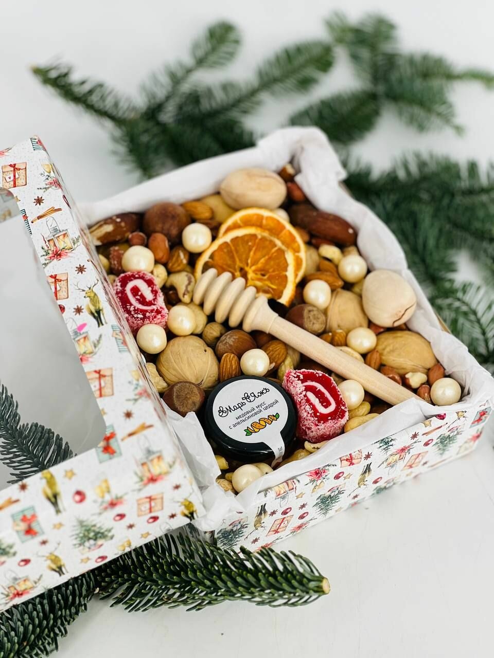 Подарочный набор орехов на новый год,0.7 кг