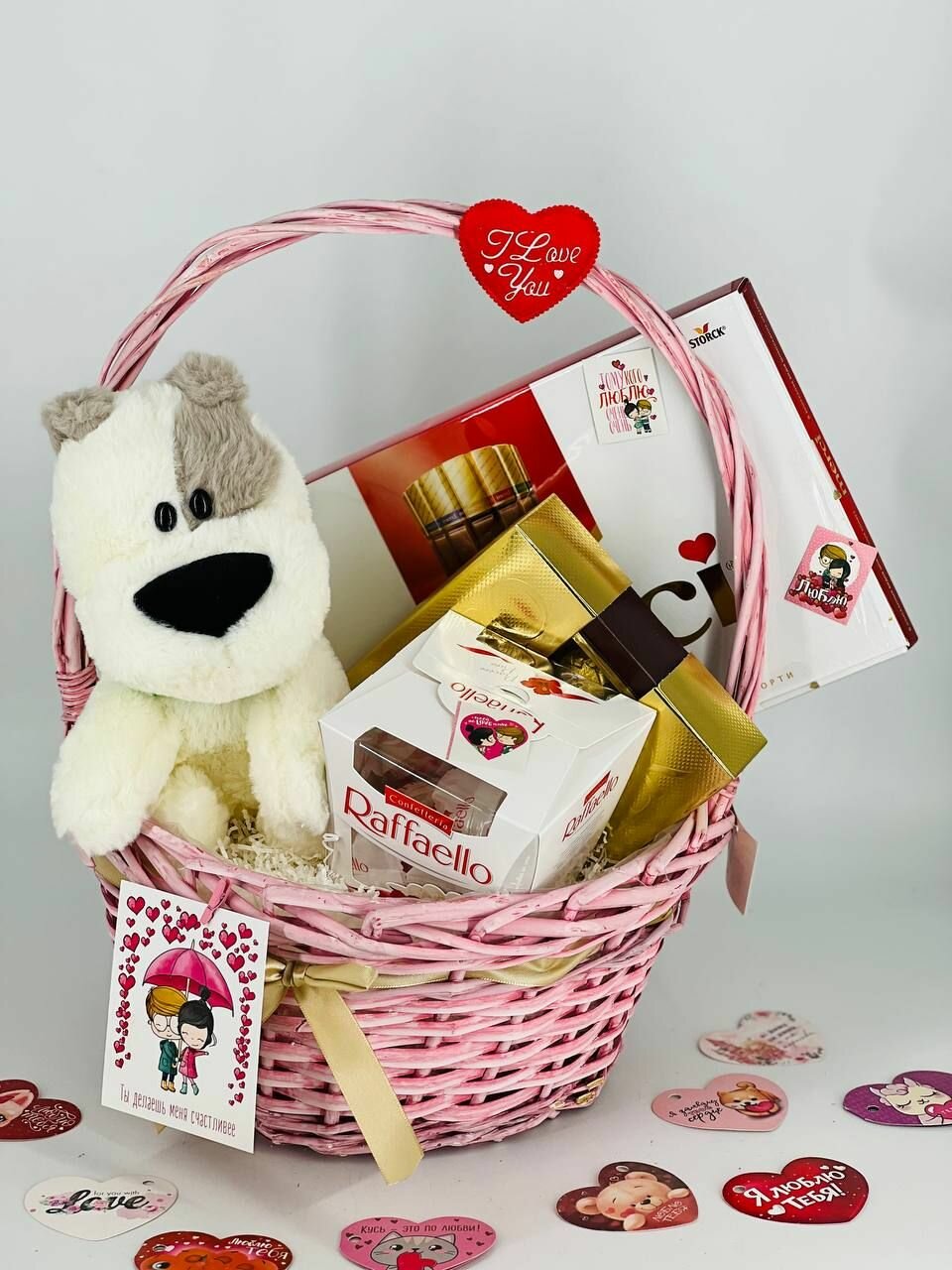 Подарок ко дню всех влюбленных и 8 марта- корзина с мягкой игрушкой, конфеты рафаэлло, мерси и ферреро роше
