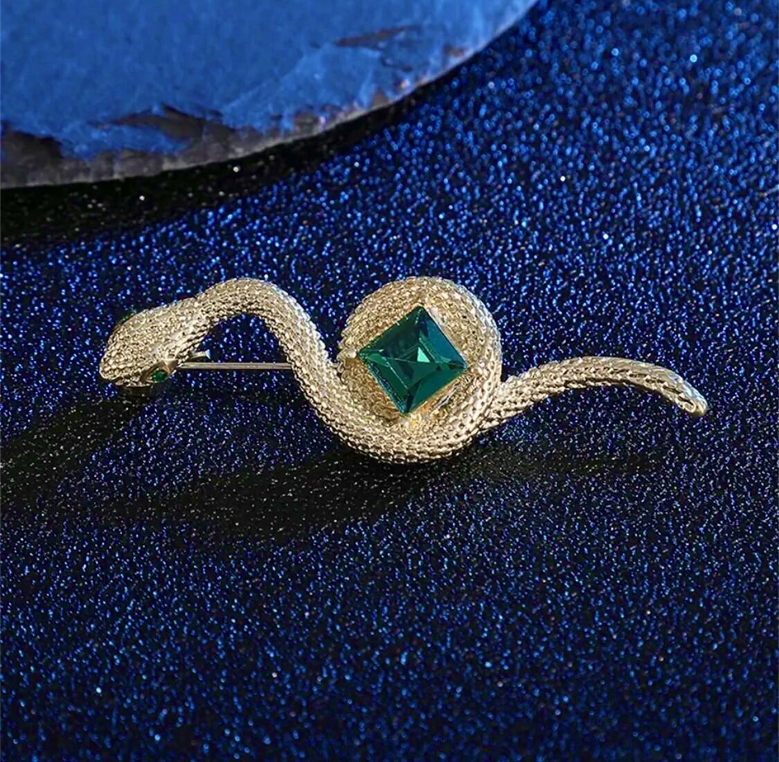 Брошь, металл, стразы