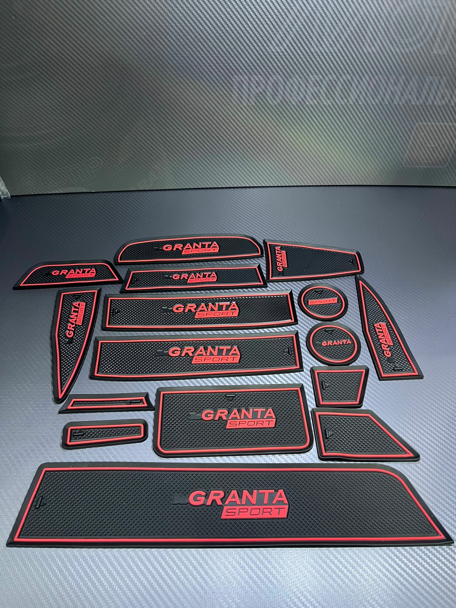 Комплект ковриков панели приборов и консоли на Лада Гранта Sport 2190 черно-красные