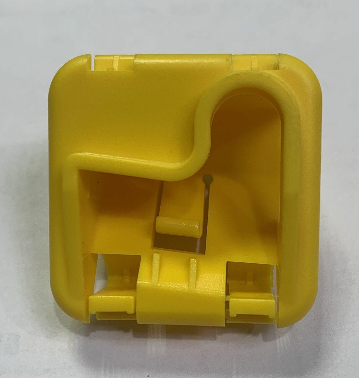 Кронштейн распорки капота VAG (VW/Audi/Skoda/Seat) арт. 1U0823570A