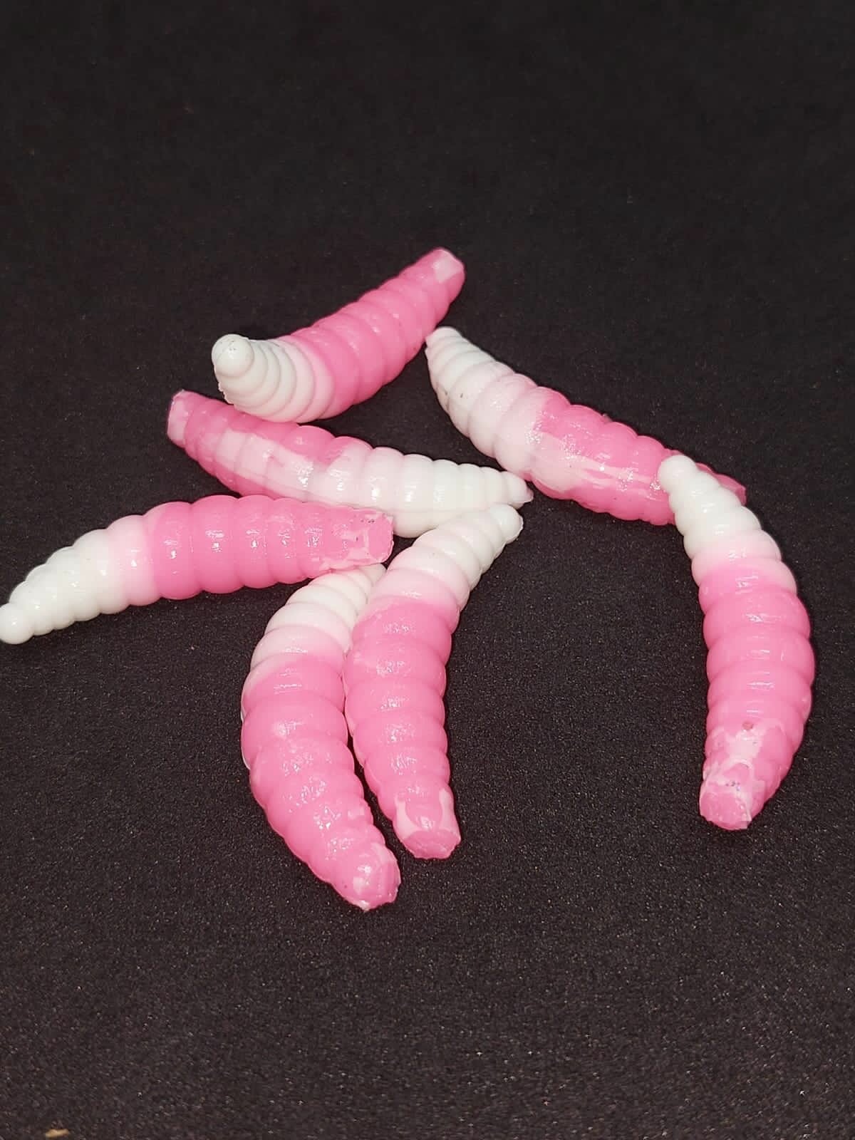 Форелевая силиконовая приманка Maggot 1.6. 38 мм. Белый розовый