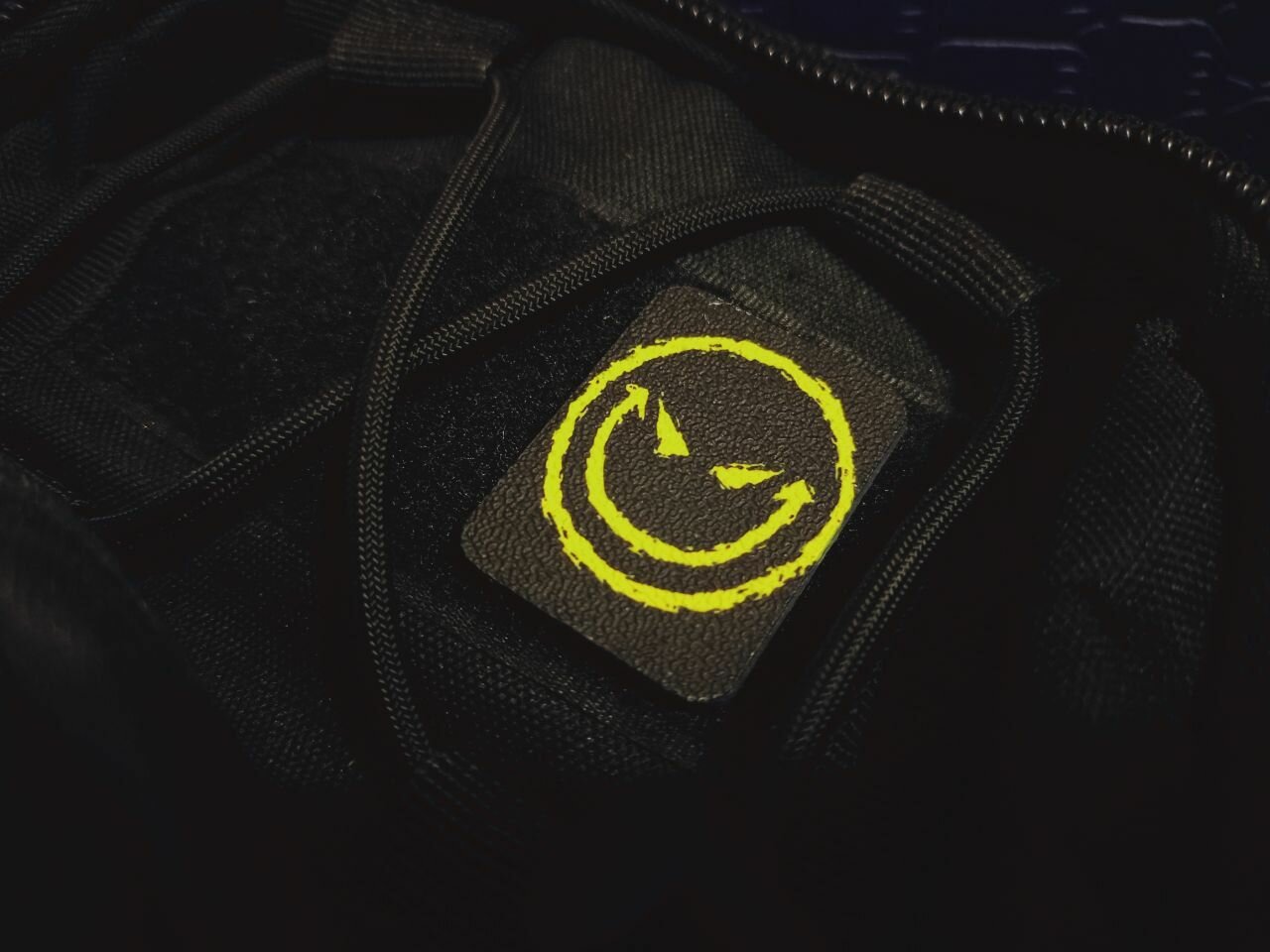 Велкро патч смайл на липучке из пластика, шеврон, патч на рбкзак
