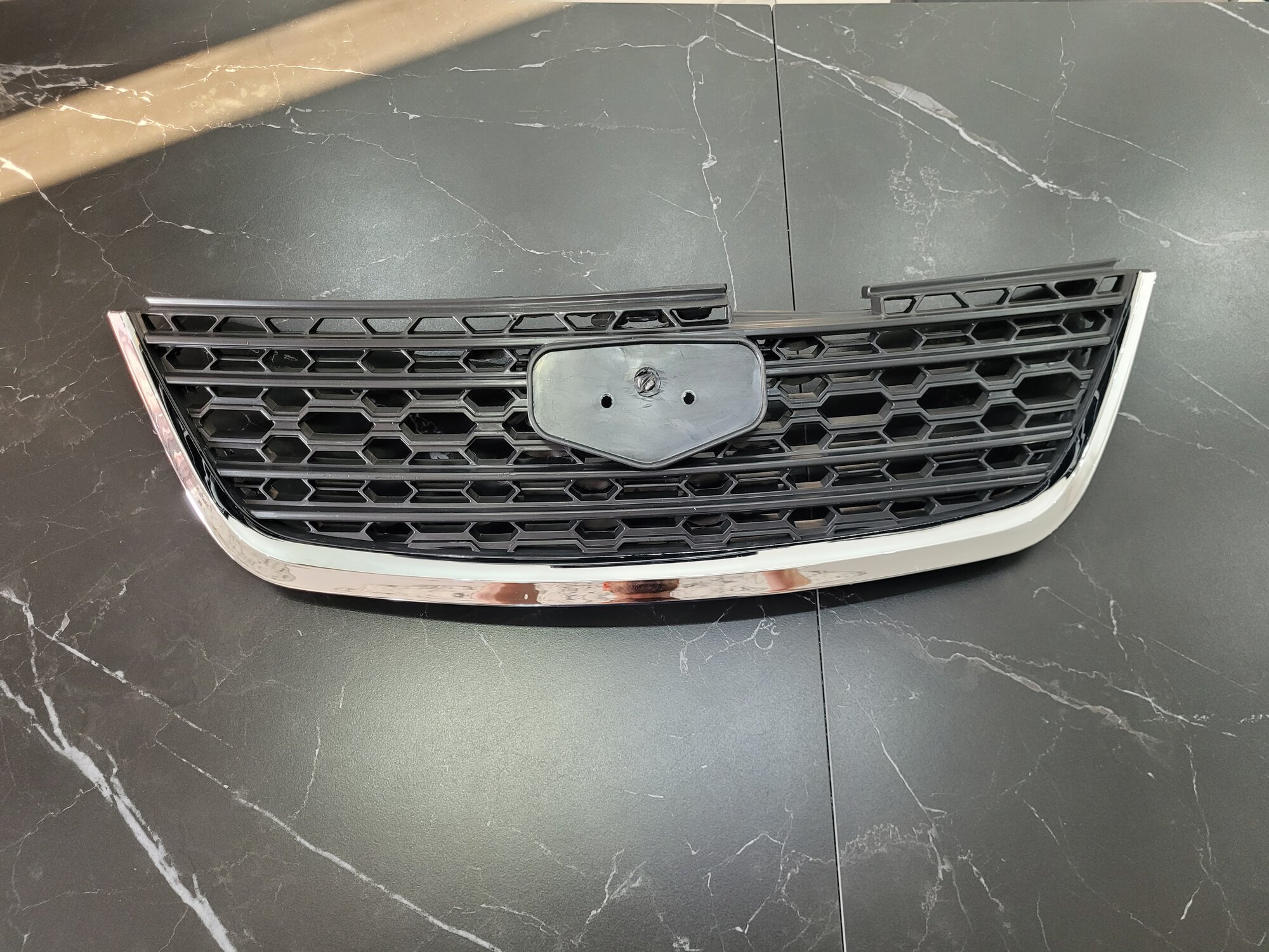 Решетка радиатора Geely Emgrand EC7 [1.8 16V 5MT хетчбэк] 1068003026