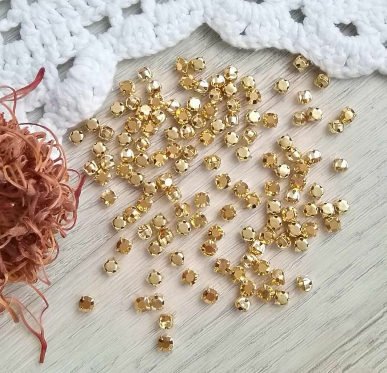 Кристаллы шатоны 15 шт. стразы пришивные золото Preciosa Aurum ss16 (ks018), цвет оправы золото