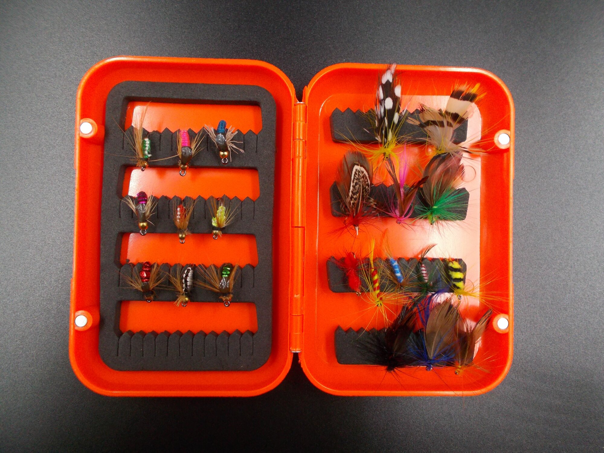 Набор нахлыстовых мушек в коробочке на магнитах