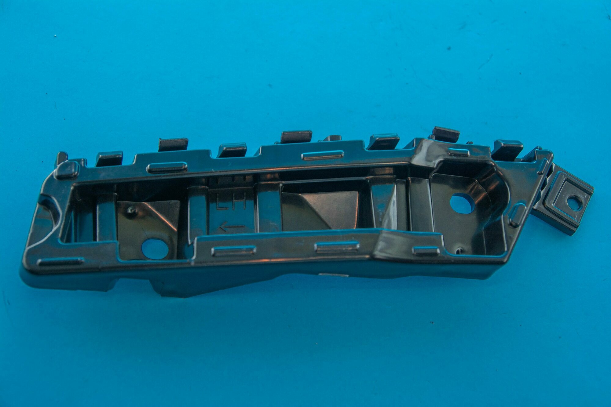 Кpонштейн, крепление, клипса переднего бампера правый Geely Coolray 2019-2023 Гели Кулрей 6010085700