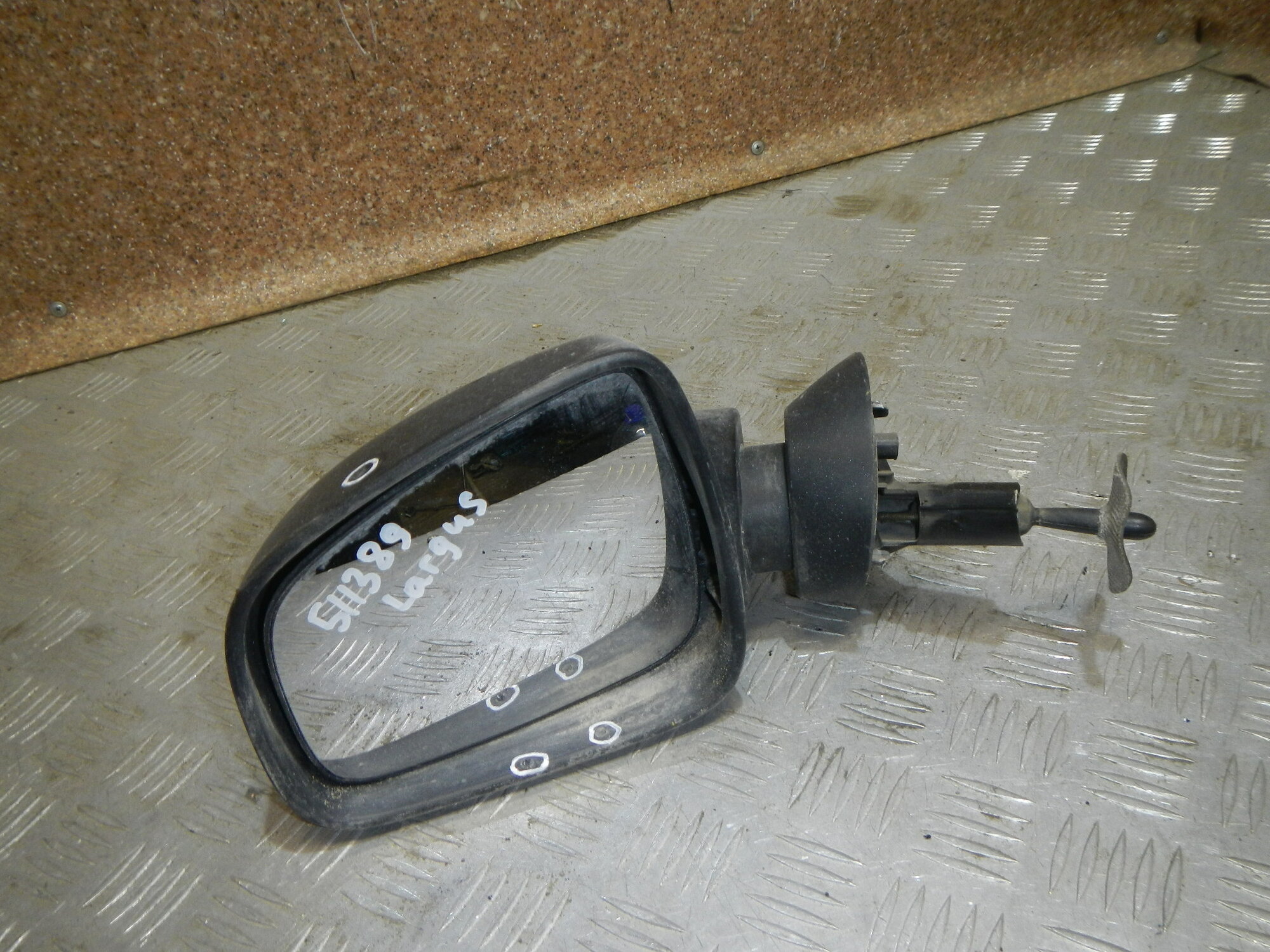 Б/У Зеркало левое механическое, ВАЗ (VAZ)-LADA LARGUS (ларгус) LADA LARGUS (Ларгус) Царапины, сделаны 3 отверстия. 51138...