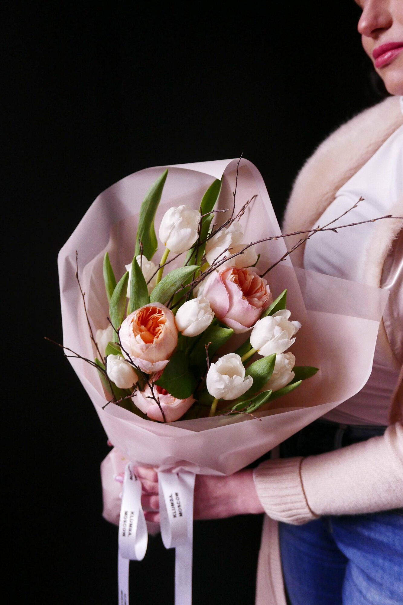 Букет KLUMBA.MOSCOW «Тает снег», тюльпаны и розы, белый и розовый цвет