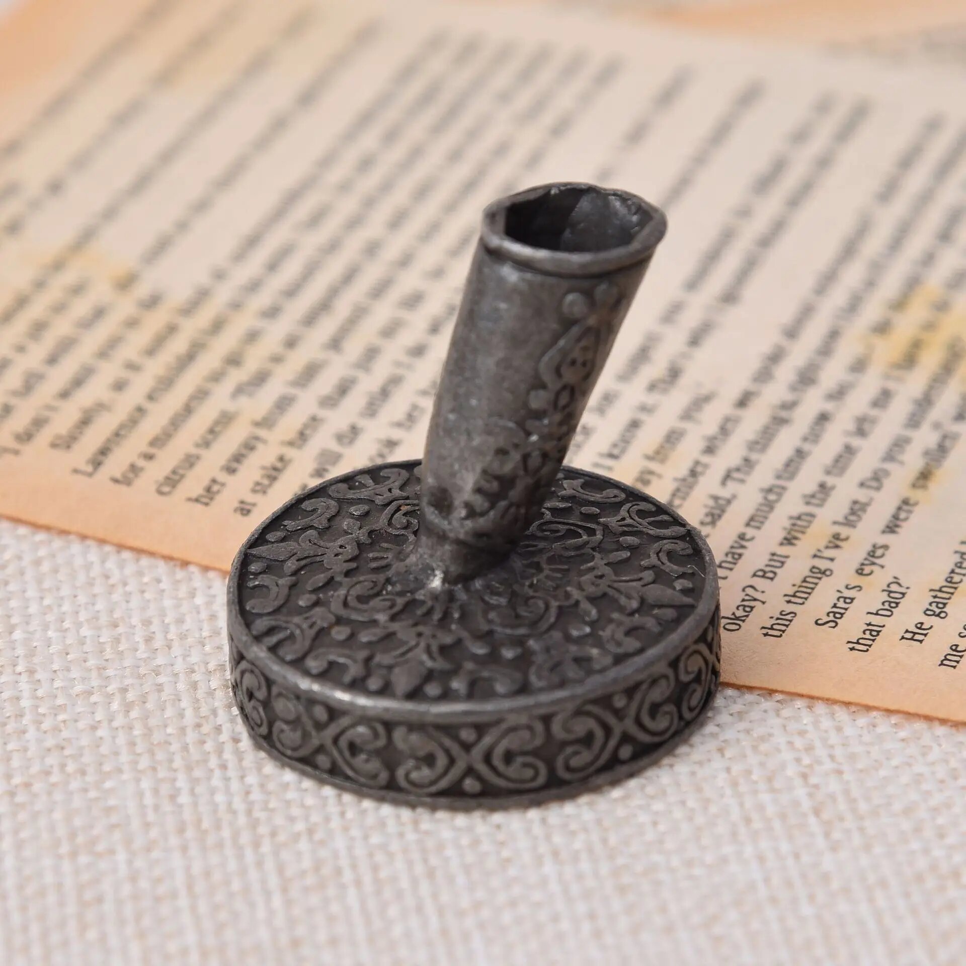 Металлический круглый держатель для перьев Ancient tin