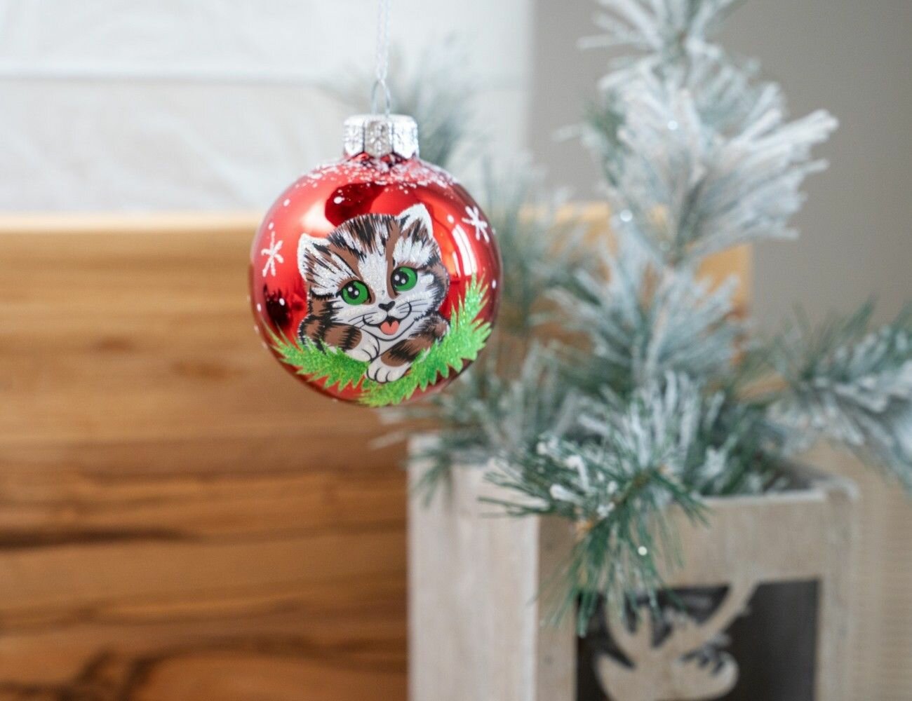 Стеклянный ёлочный шар зодиак: котёнок мурзик, красный, 60 мм, Елочка с29-кот-1-кр