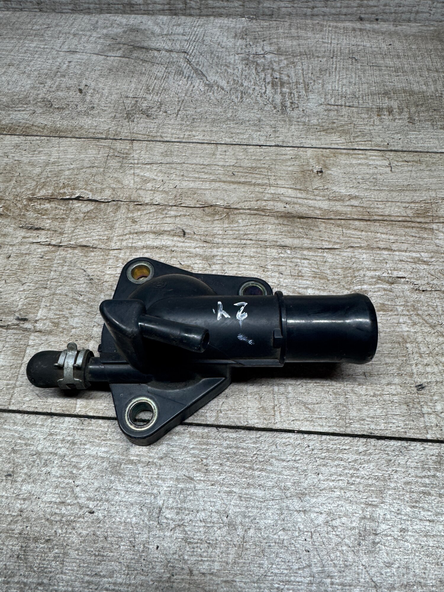 Фланец системы охлаждения, тройник, крышка термостата Мазда 2, 3, демио z6 1.6 zy 1.5