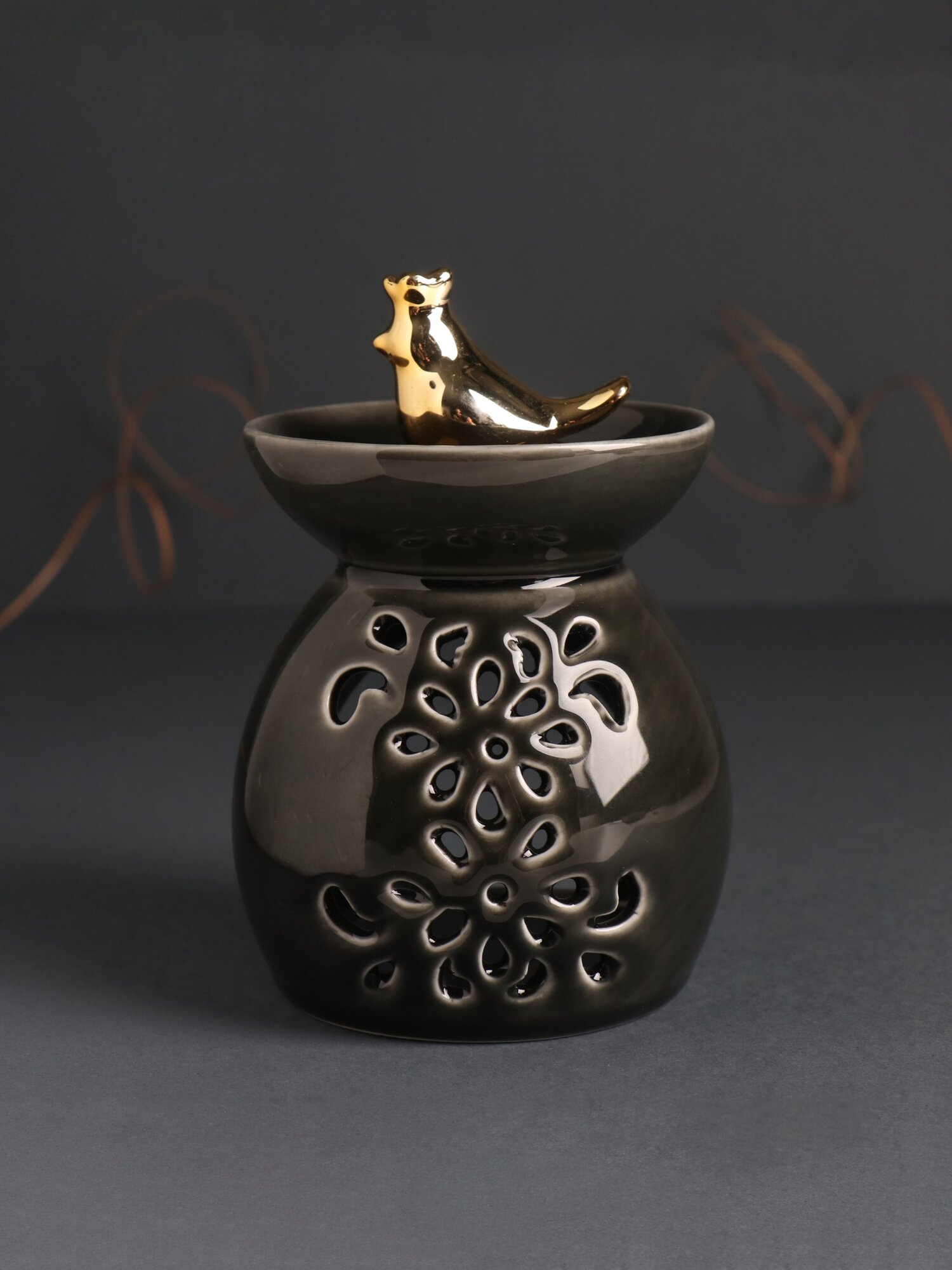 Аромалампа для эфирных масел «Птичка в короне в чаше», керамика, чёрный перламутр, 9×9×13 см