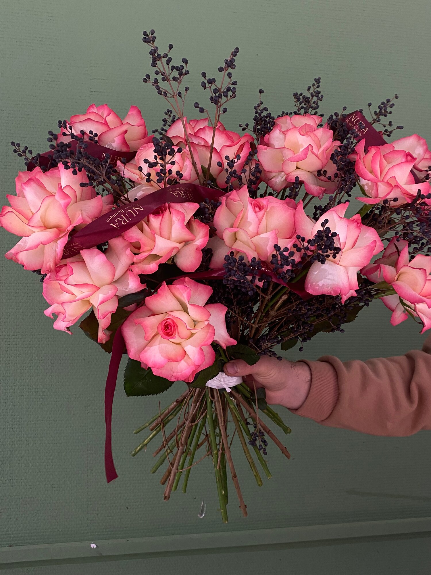 Букет живых цветов NURA FLOWERS из 13 розовых вывернутых роз с 5 веточками лимониума, авторский букет