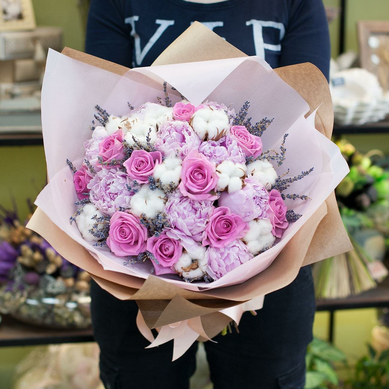Букет цветов Charlotte "Агнесса", розы, пионы, хлопок, лаванда, в подарочной упаковке
