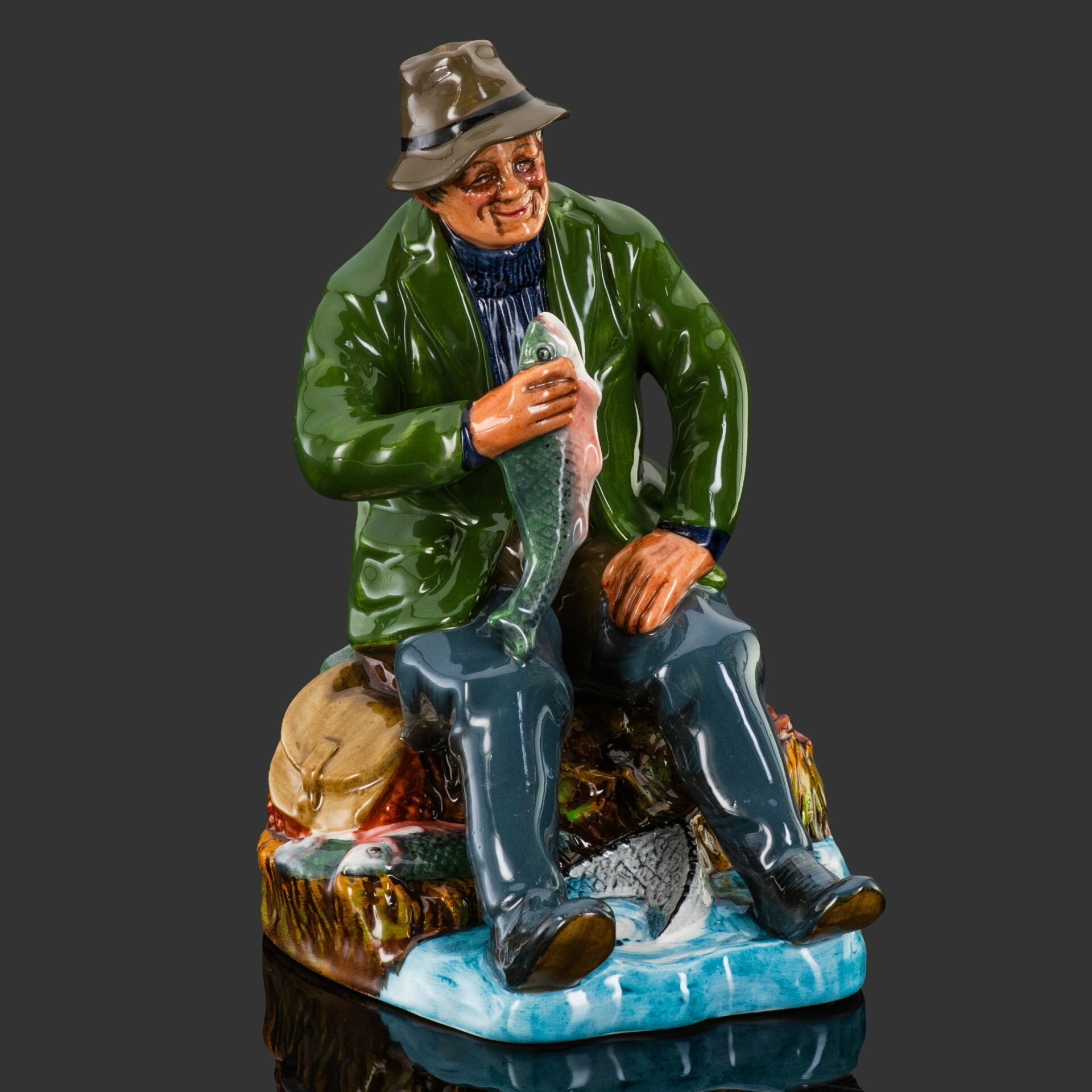 Статуэтка "Хороший улов", изображающая рыбака, фарфор, роспись, Royal Doulton