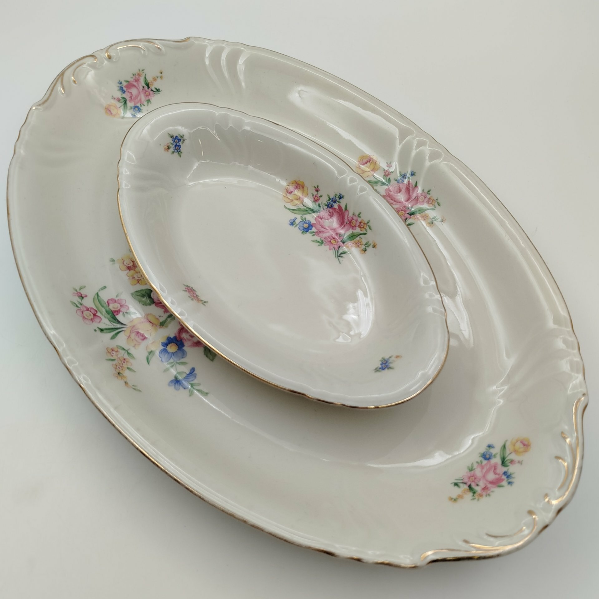 Набор из 2-х блюд овальной формы, украшенных цветочным декором, фарфор, деколь