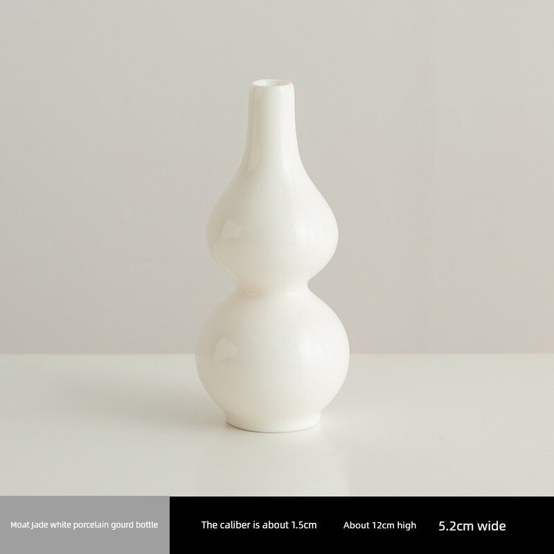 Suet-fat нефрит, белый фарфор, чистая бутылка, чистые белые керамические украшения, ваза, цветочная посуда, чайный