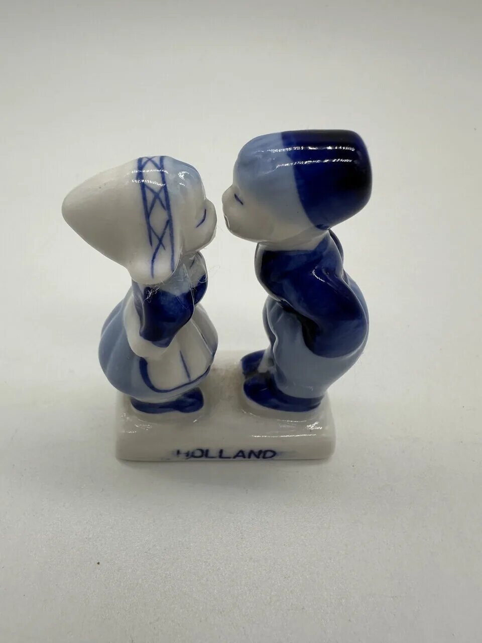 Статуэтка первый поцелуй фарфор Голландия Винтажная