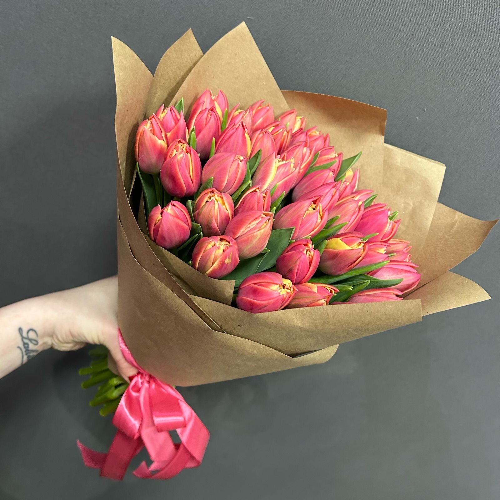 41 пионовидный тюльпан Колумбус в крафтовой бумаге
