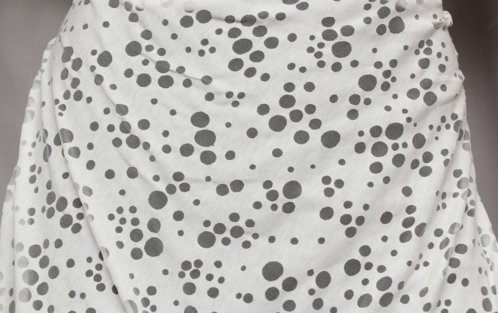 Ткань Трикотаж деворе стрейч белый в прозрачный горошек, 140 г/пм, ш152см, 0,5 м