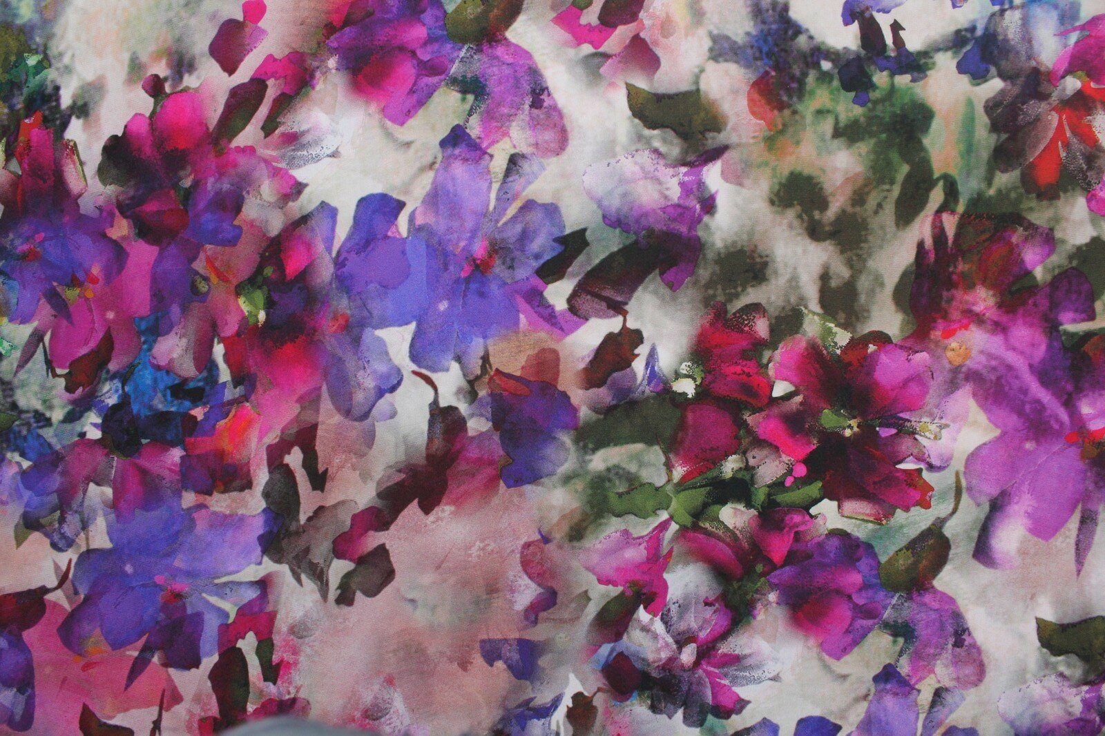 Ткань Шёлковый креп GF Ferre с ярким цветочным узором, ш134см, 0,5 м