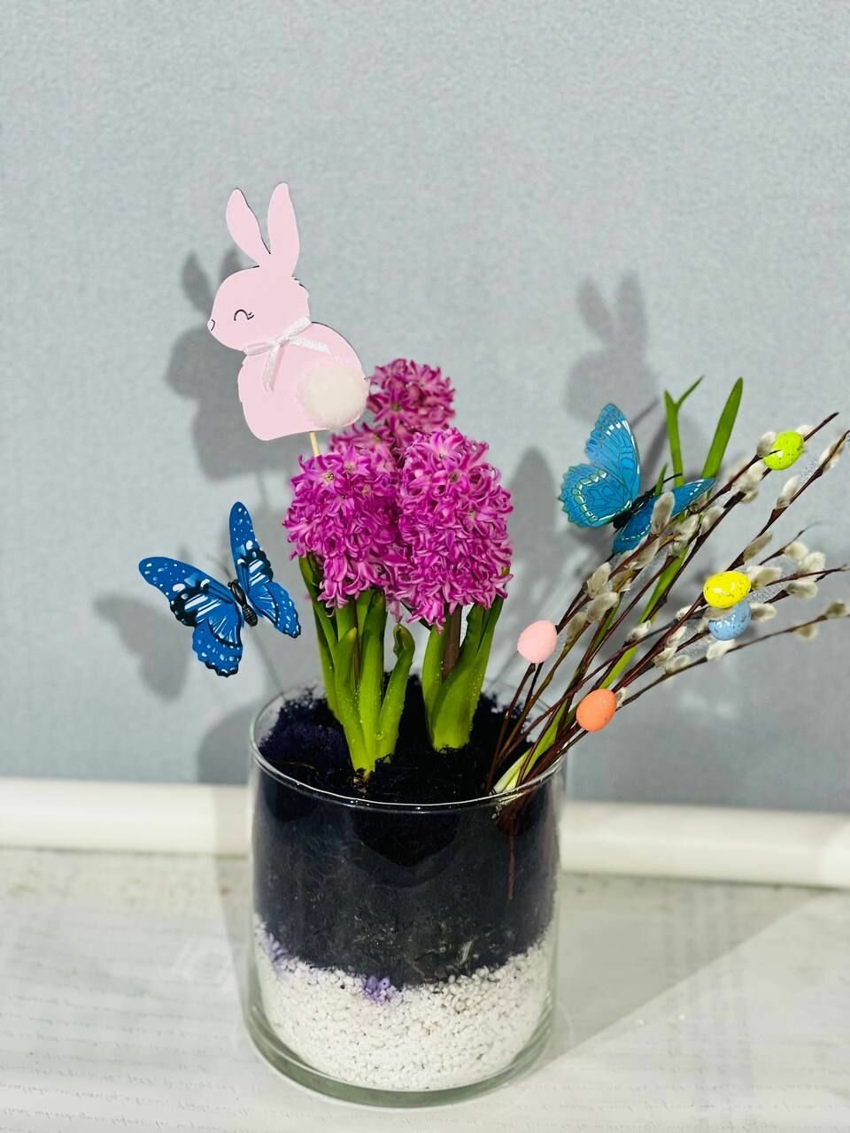 Пасхальная композиция с первоцветами гиацинтами и вербой в стеклянной вазе