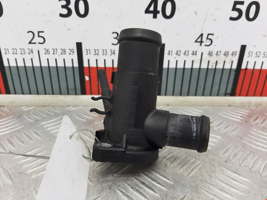 Фланец (штуцер системы охлаждения тройник) Volkswagen Golf 3 068121132A арт. 2048771