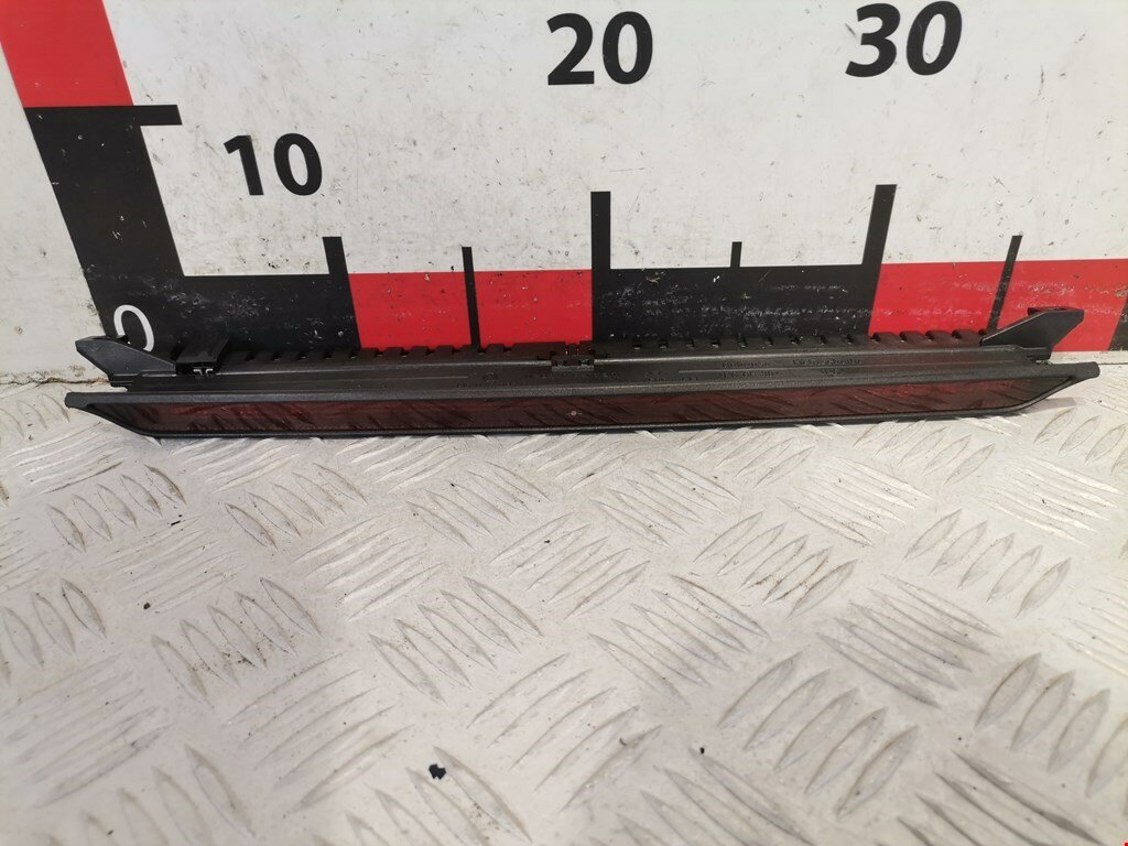 Фонарь дополнительный тормозной (стоп-сигнал) Volkswagen Golf 4 1J6945131C арт. 1519181