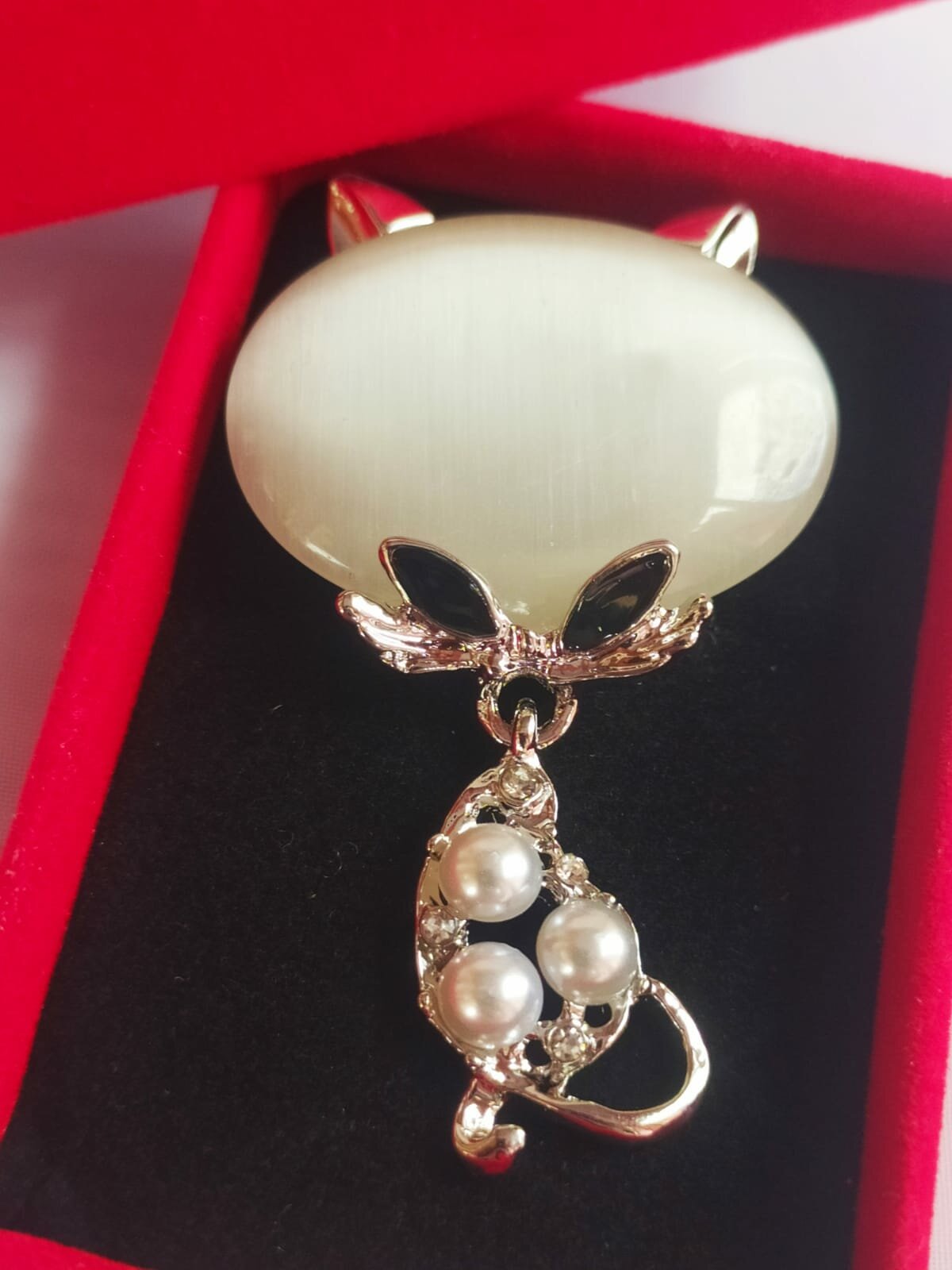 Брошь, кошачий глаз, эмаль, стразы, пластик