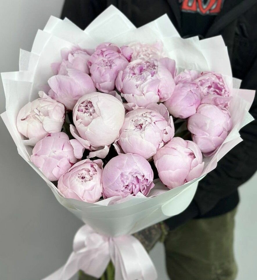 Монобукет из нежно-розовых пионов 15 шт. с доставкой по Москве ко времени