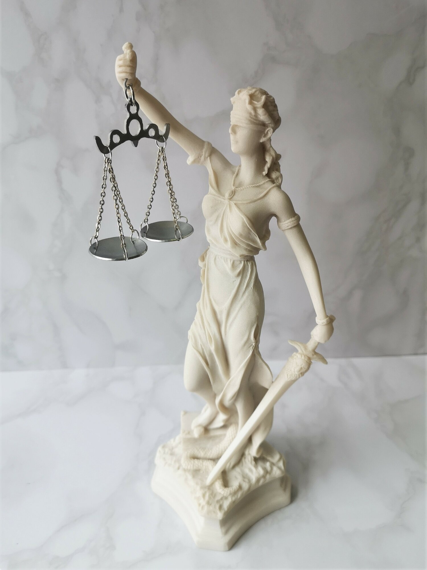 Статуэтка Фемида богиня правосудия, 30см, белый, мраморная крошка