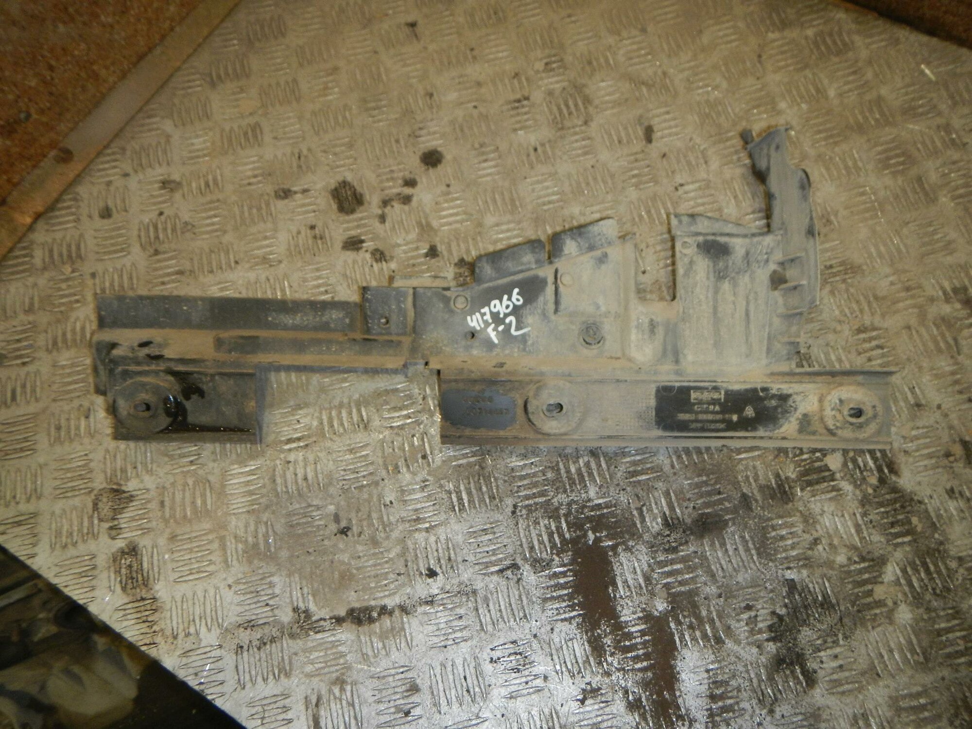 Б/У Воздуховод радиатора правый, Ford (Форд)-FOCUS 2 (05-08) FORD FOCUS 2 (05-08) Без видимых повреждений. 417966 FORD а...