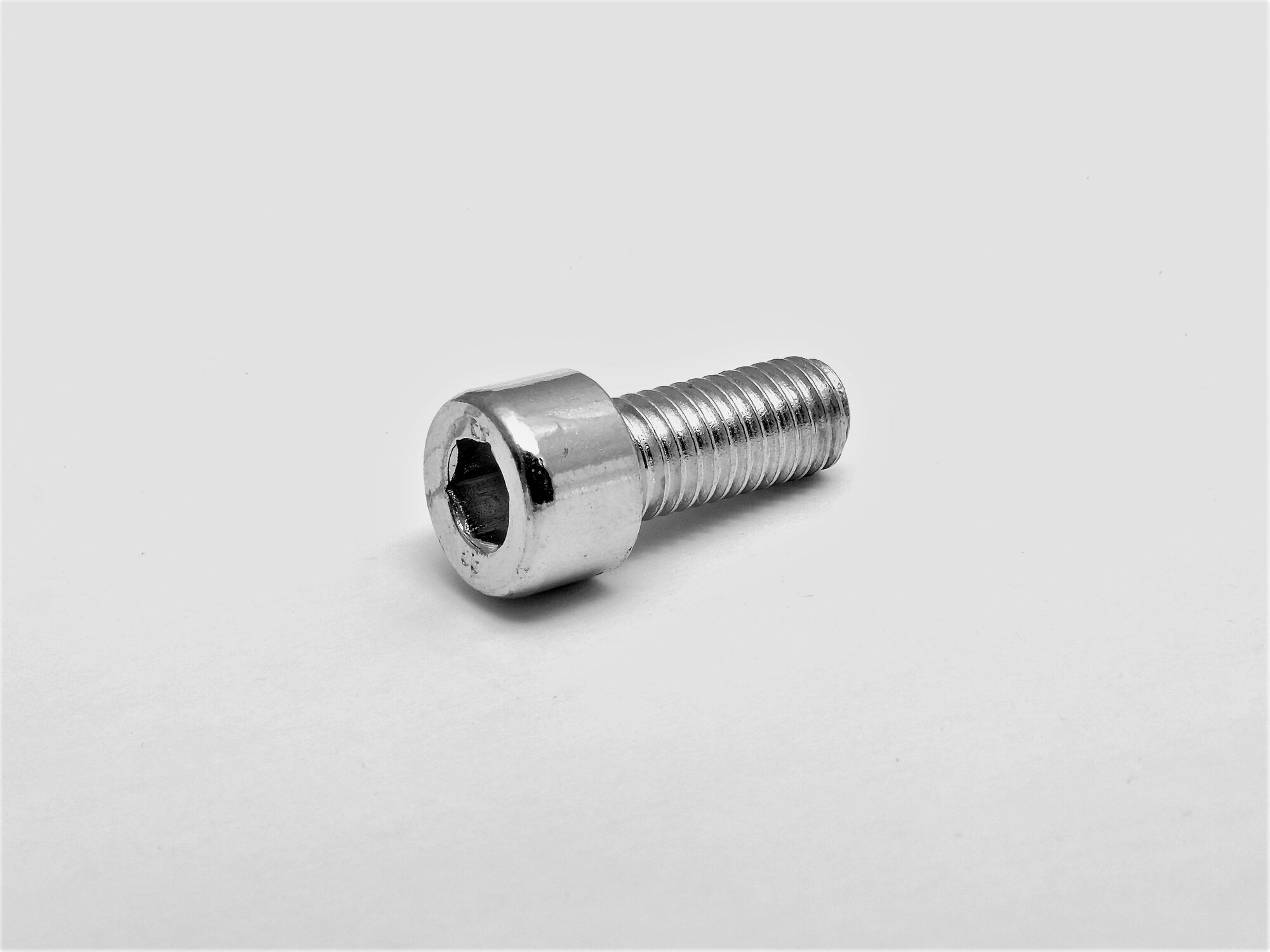 Винт цилиндр. с внутренним шест. М8 х 18 DIN 912, M14 / 15 шт / соберизавод