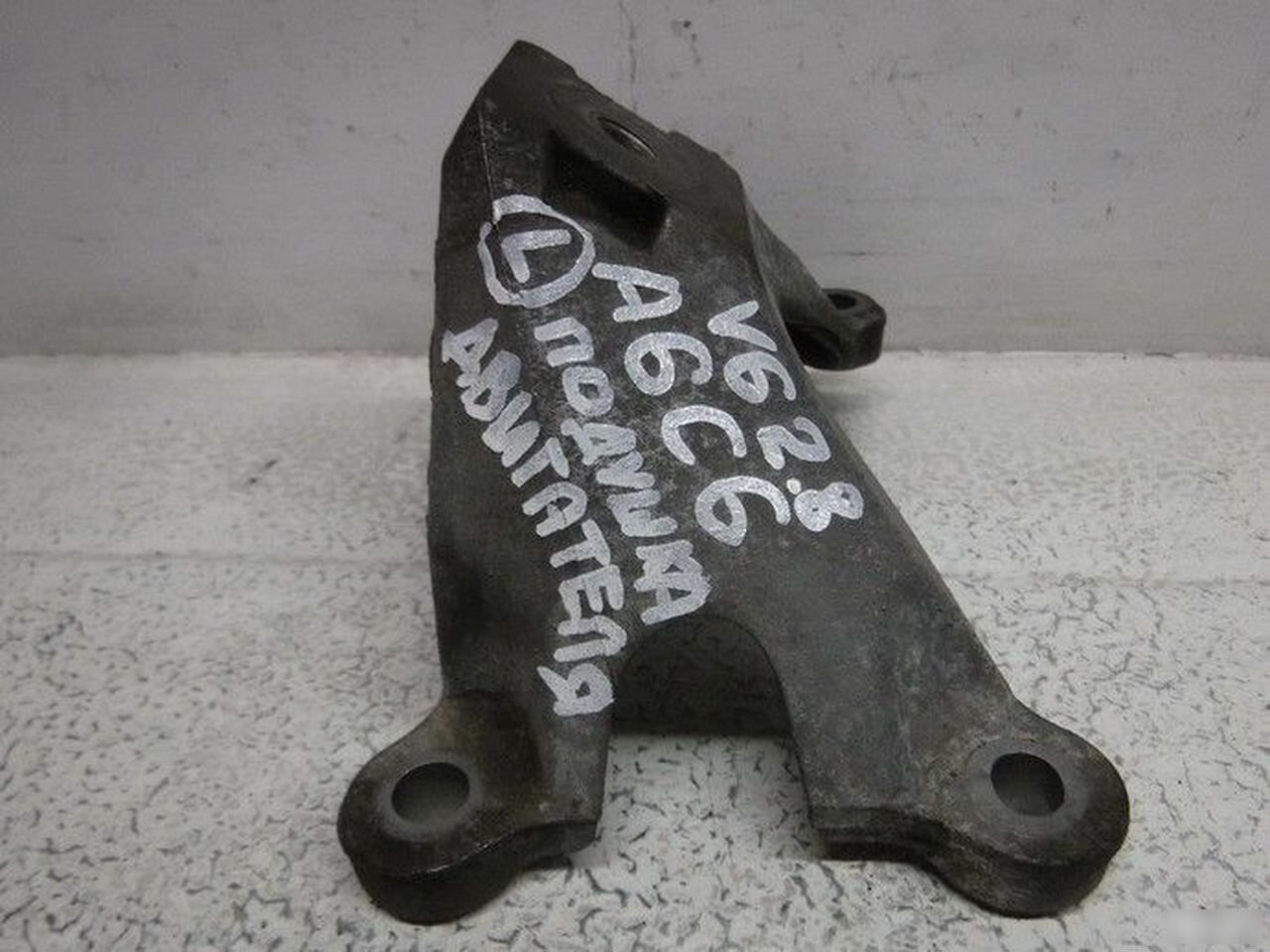 Кронштейн двигателя левый Audi A6 C6 (2004—2008) 4f0199307m