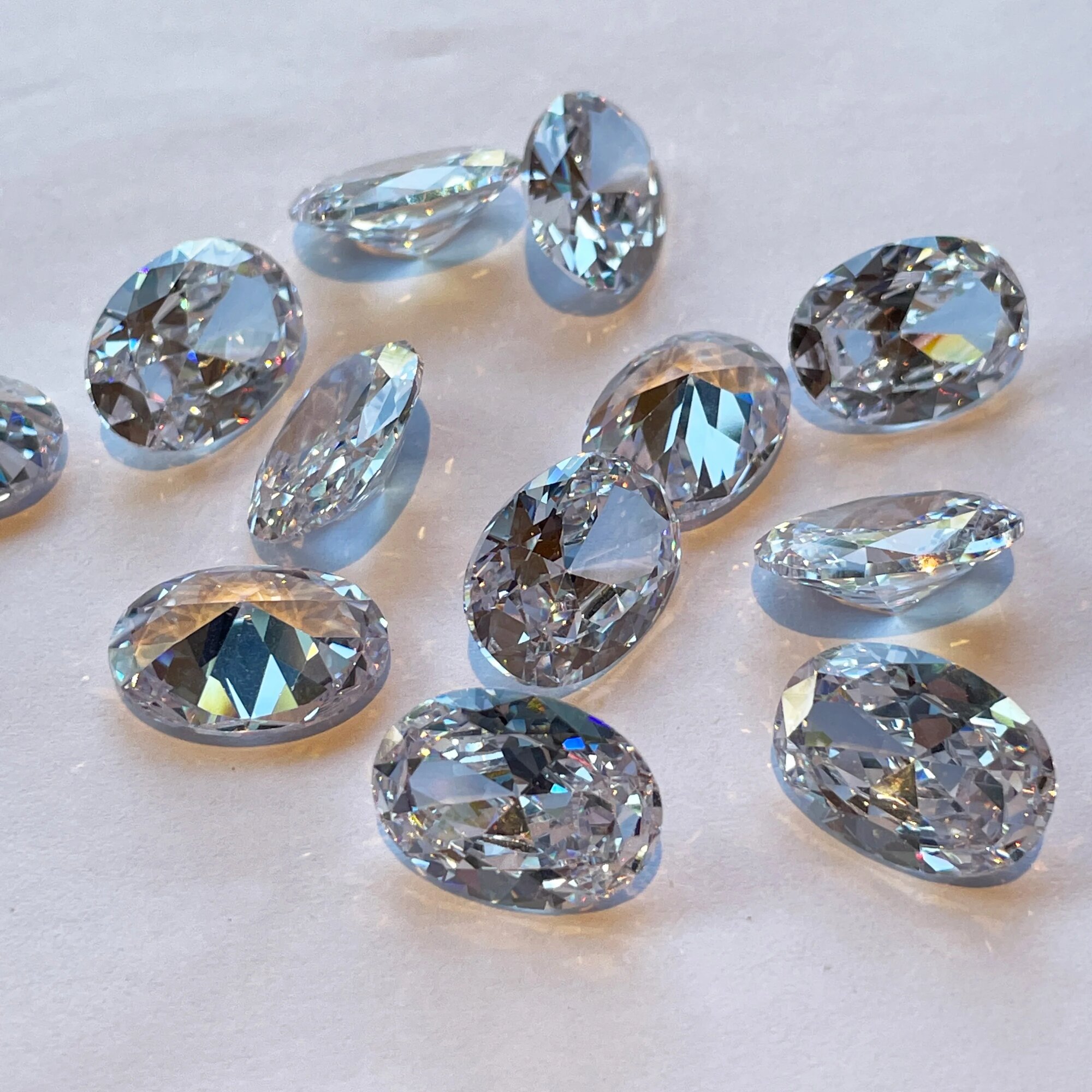 Фианитовые бусины белые овальные 5x7mm 50pcs