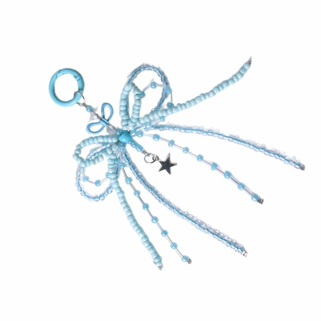 Брелок из сплава рисовых бусин с бантом из бисера синего цвета