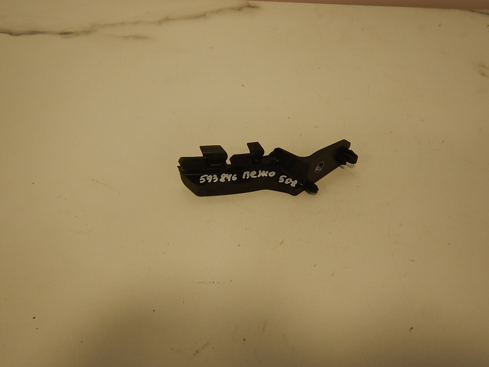 Б/У Кронштейн (сопут.товар), Ford (Форд)-FOCUS 3 (11-19) PEUGEOT 508 (10-) молдинг лобового стекла левый Новый. 593846 Pe...