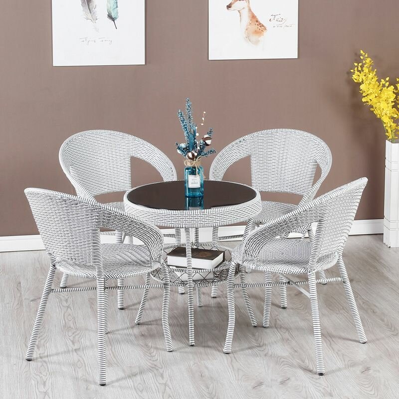 Столы и стулья на открытом балконе