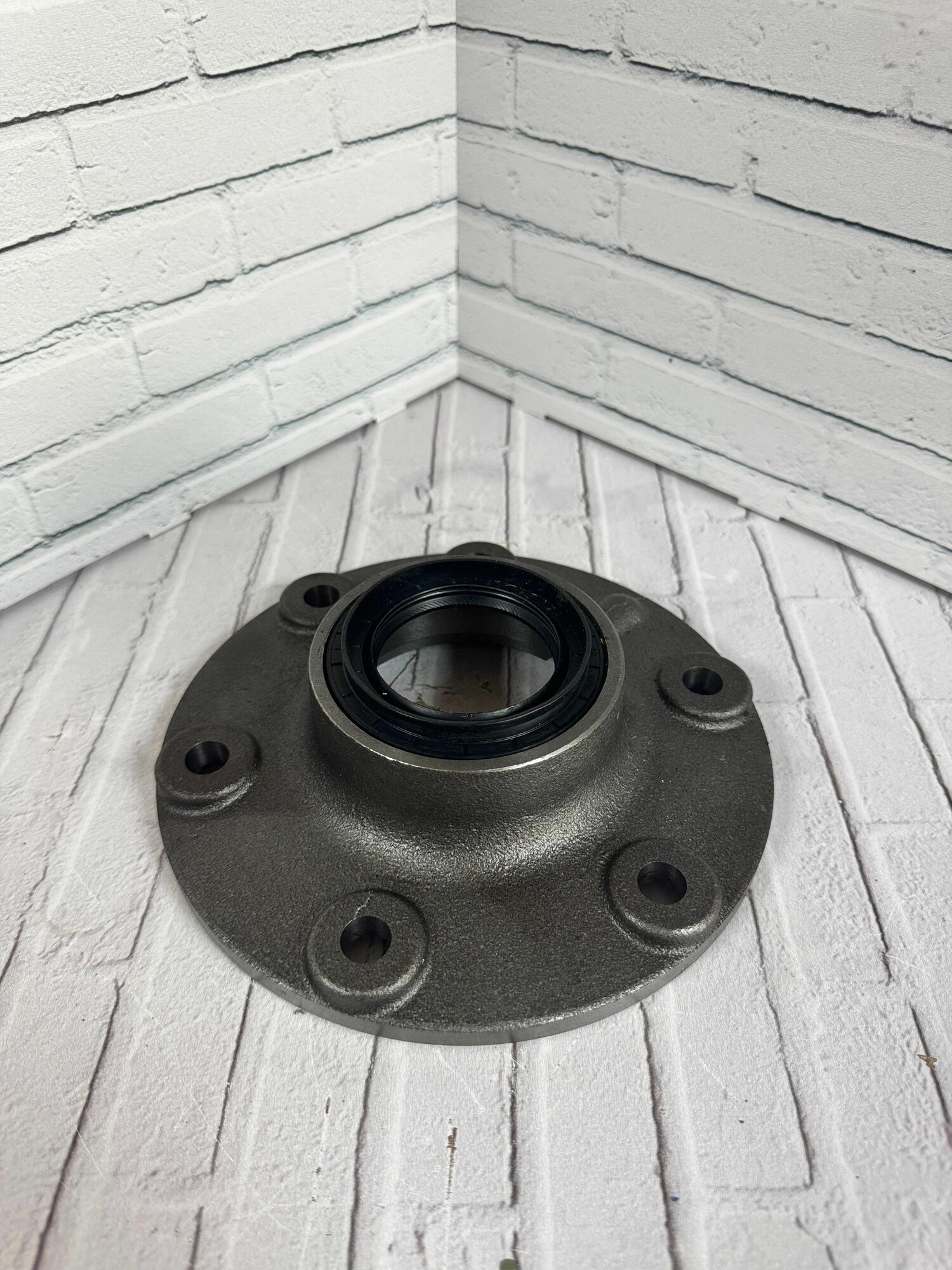 Крышка сальника ведушей шестерни моста на газель 33104 валдай, ПАЗ вектор NEXT