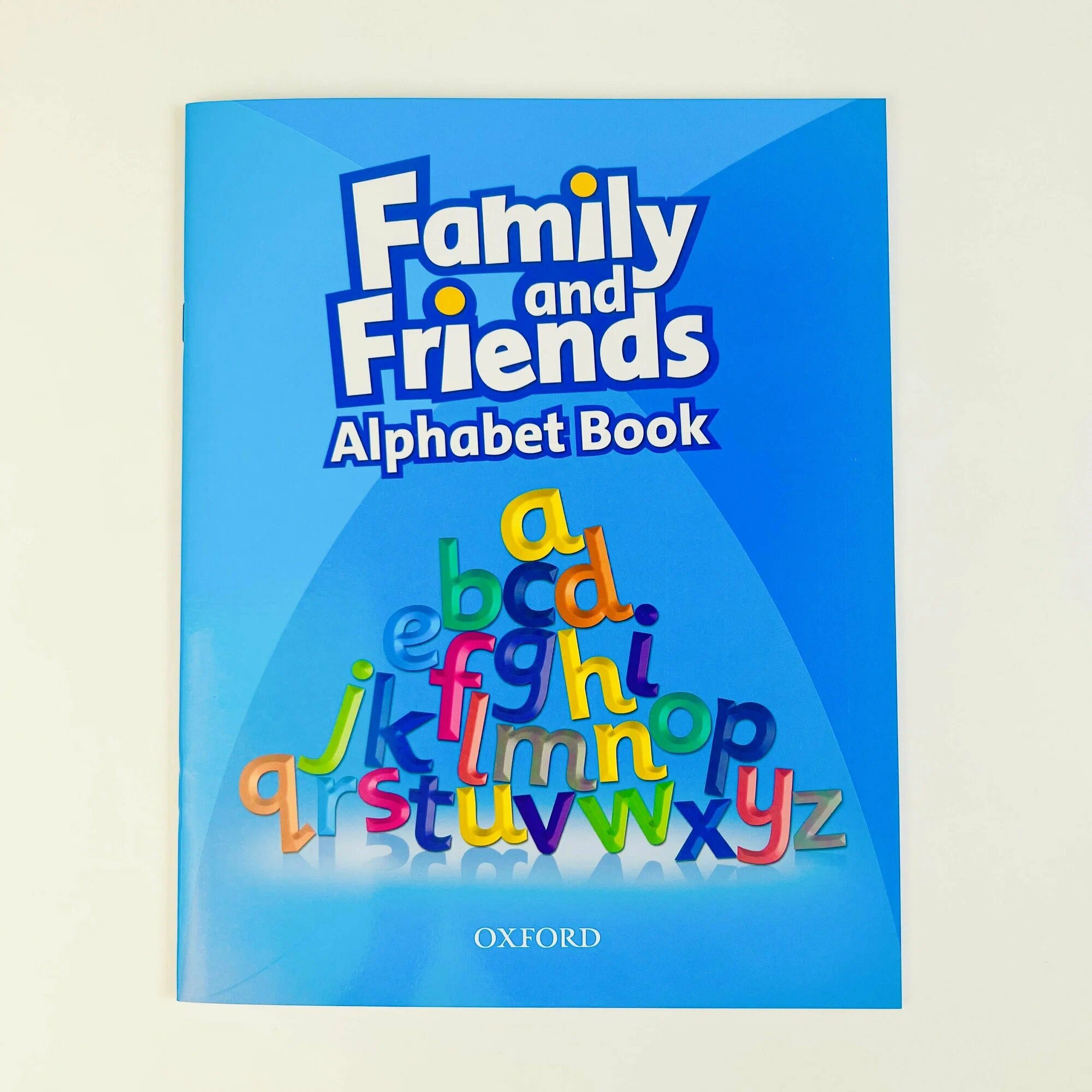 Книга Oxford Family and Friends Alphabet, на английском языке, 48 страниц, 2021 год
