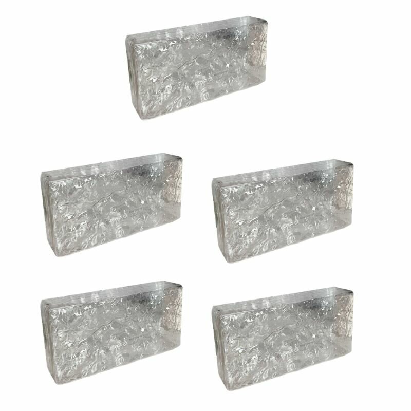 5 частей прозрачной перегородки из пустотелого кирпича на заднем плане-белый