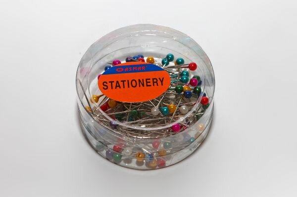 Булавки канцелярские цветные в пластиковой упаковке (50шт)