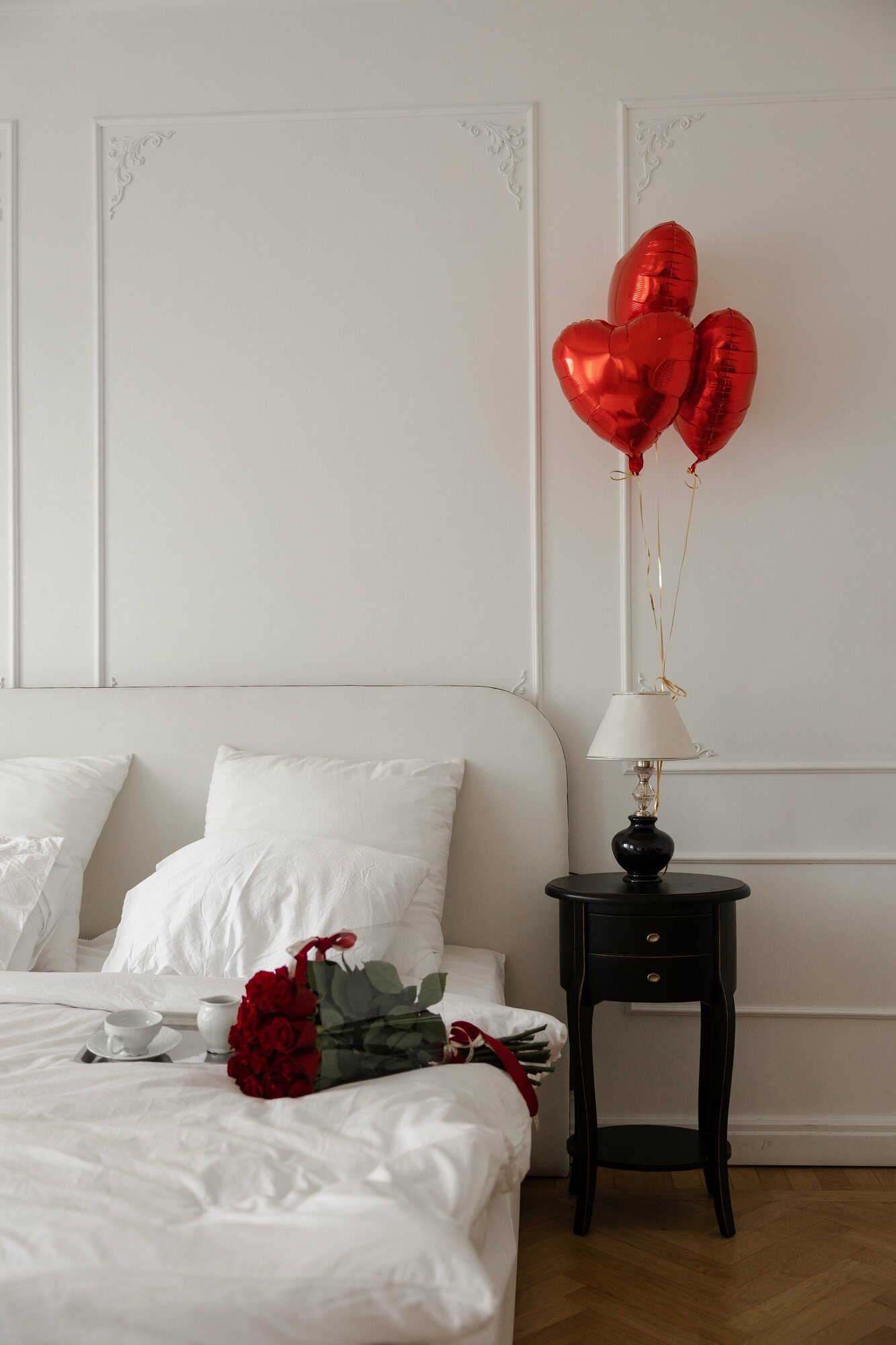 Подарочный набор Маркет Цветов "LOVE", высота 50см, 15 красных роз и 3 шара